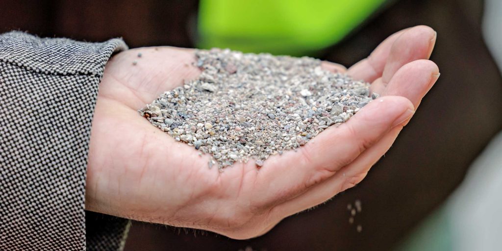 Betonpuin hergebruiken als vervanging cement, Dura Vermeer start er mee ...
